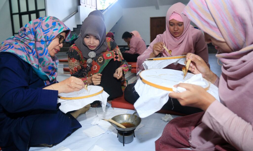Bekali Dosen Karyawan Skill Tambahan, LK UMM Gelar ToT Membatik ...